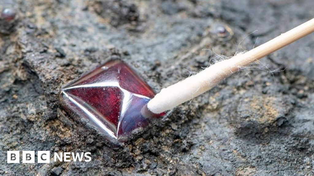 Harpole Treasure reveals medieval garnet on 'unique' cross - BBC News