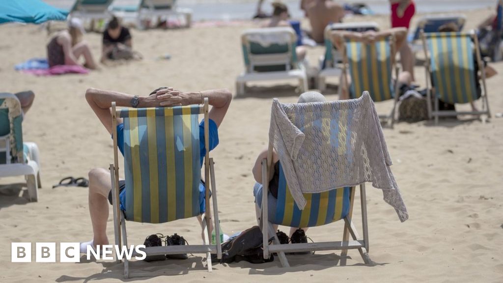 Hot weather: Sunny scenes across England - BBC News