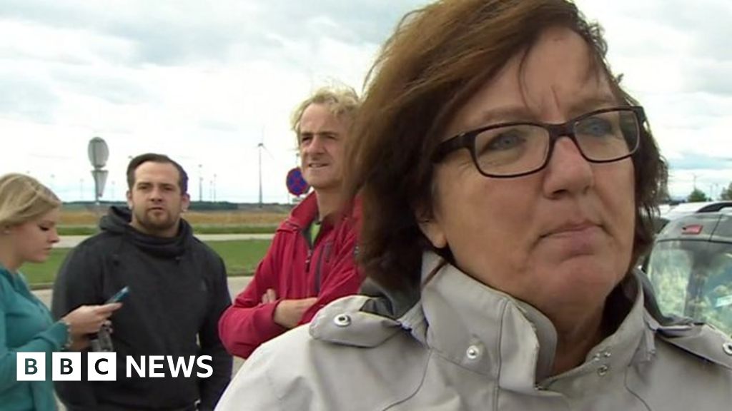 Migrant crisis: Austrian activist explains convoy move - BBC News