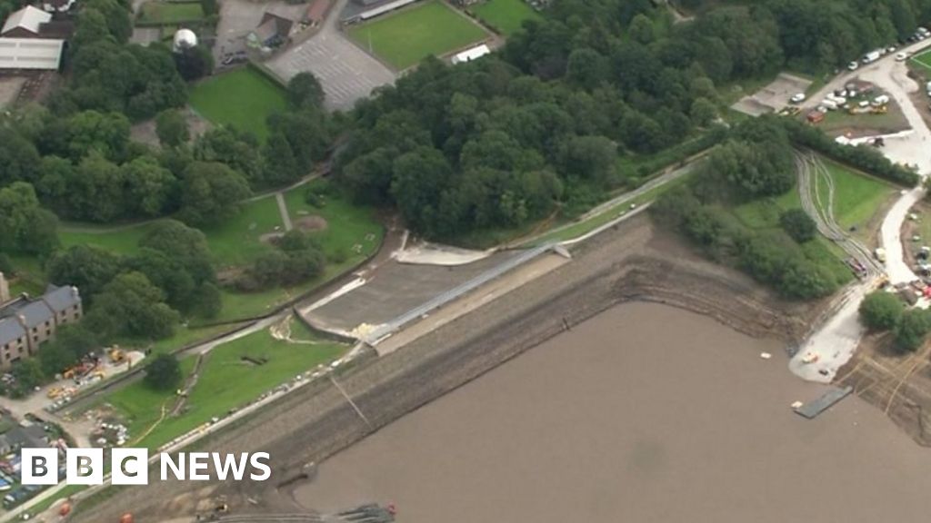 Whaley Bridge: Aerial shots reveal reservoir drop - BBC News