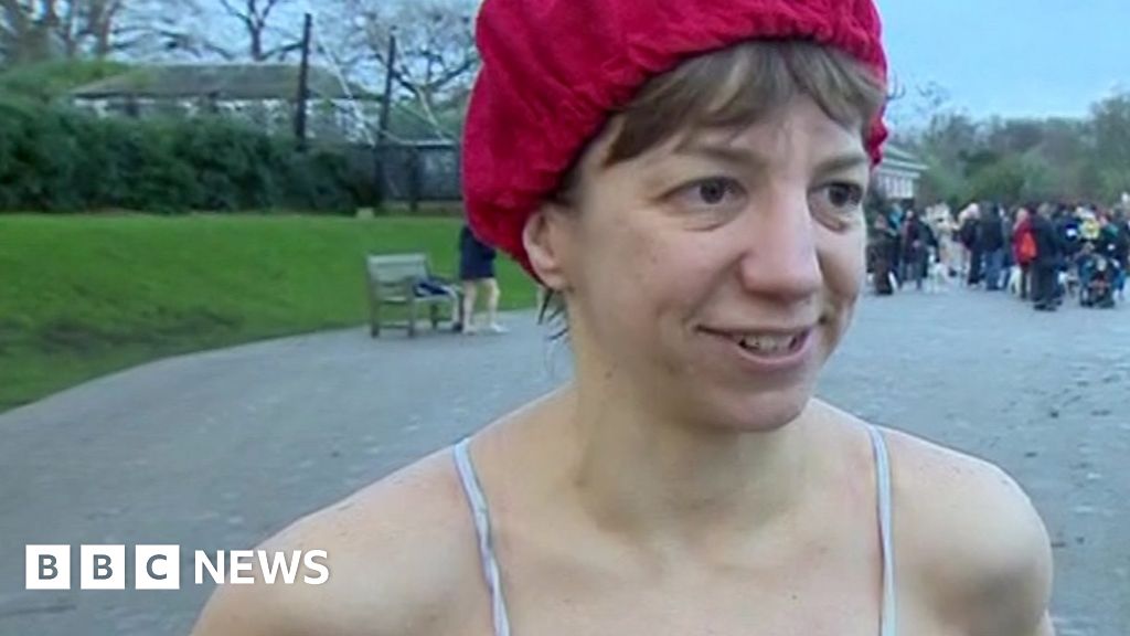 Mild winter weather as London swimmers brave outdoor dip - BBC News