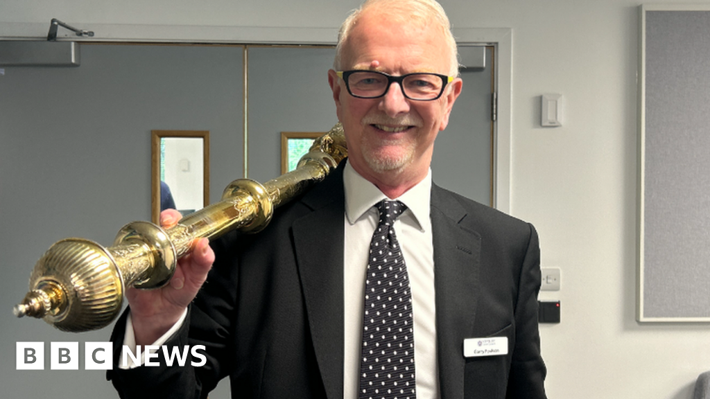 Newbury Town Council seeks new mace-bearer - BBC News