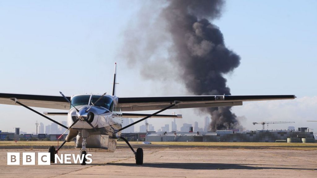 Melbourne plane crash: Pilot had 'near collision' in 2015 - BBC News