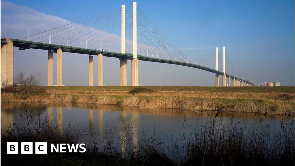 Bridge inspections in England to be reviewed after Genoa tragedy - BBC News