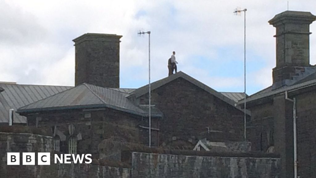 Three prisoners gain access to Swansea Prison roof - BBC News