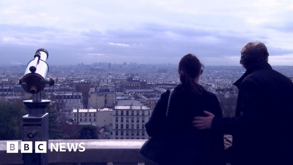 Ernest Hemingway's ode to Paris sells out - BBC News