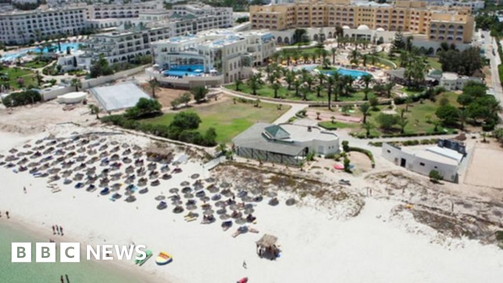 Tunisia attack: Witness 'fled ammunition and gunfire' - BBC News