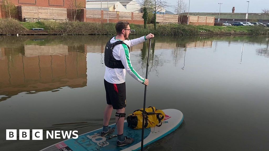 Gloucestershire: Worker commutes on his paddleboard - BBC News