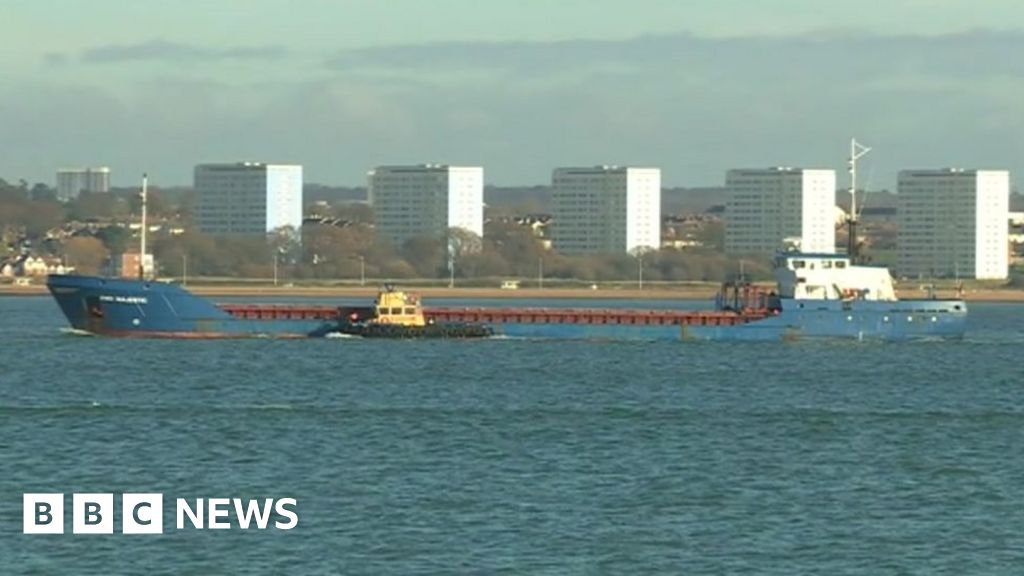 Sinking cargo ship rescued in English Channel - BBC News
