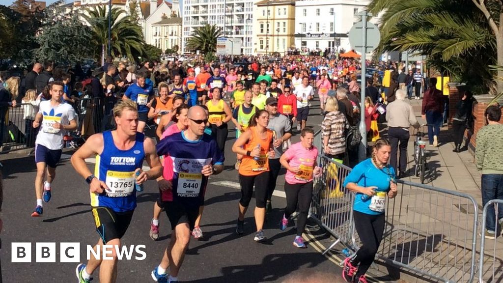 Thousands compete in 25th Great South Run in Portsmouth - BBC News