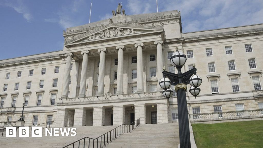 NI Civil Service: Typical worker offered less than 2% pay rise - BBC News