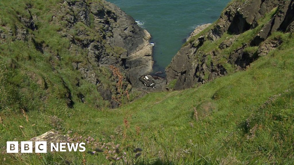 Mwnt car cliff fall: One person pulled from water - BBC News