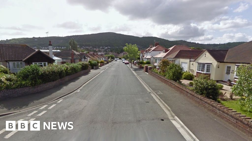Prestatyn: Seven escape fire after neighbour raises alarm - BBC News