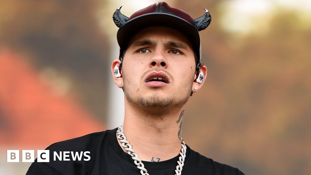 Rapper Slowthai returns to Northampton hometown for £1 gig - BBC News