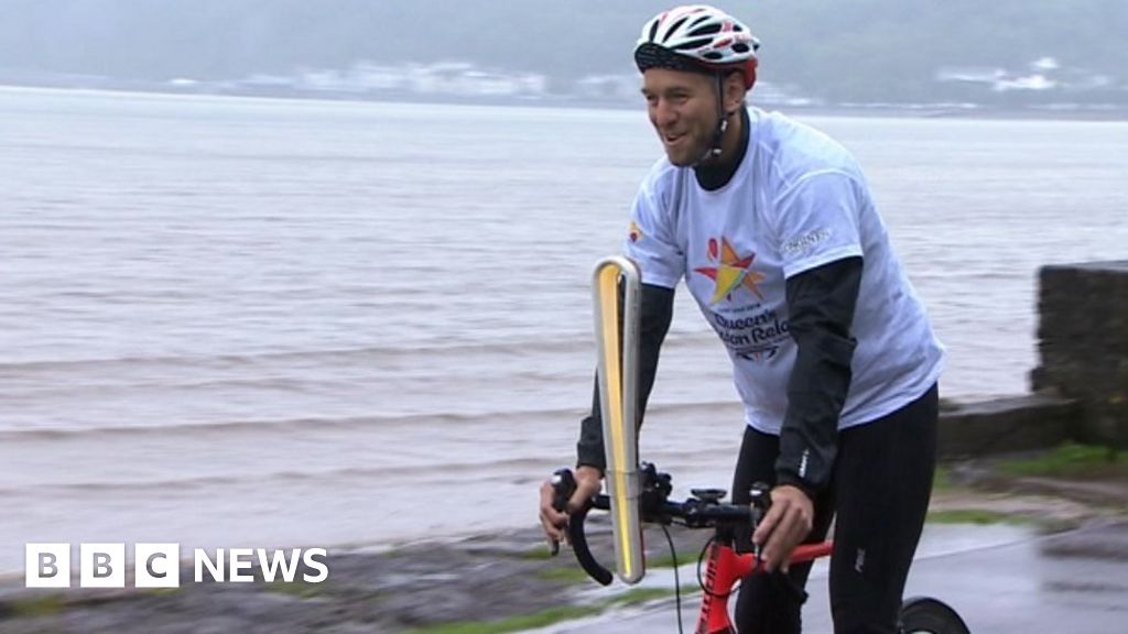Commonwealth Games: Queen's Baton Relay Wales leg starts - BBC News