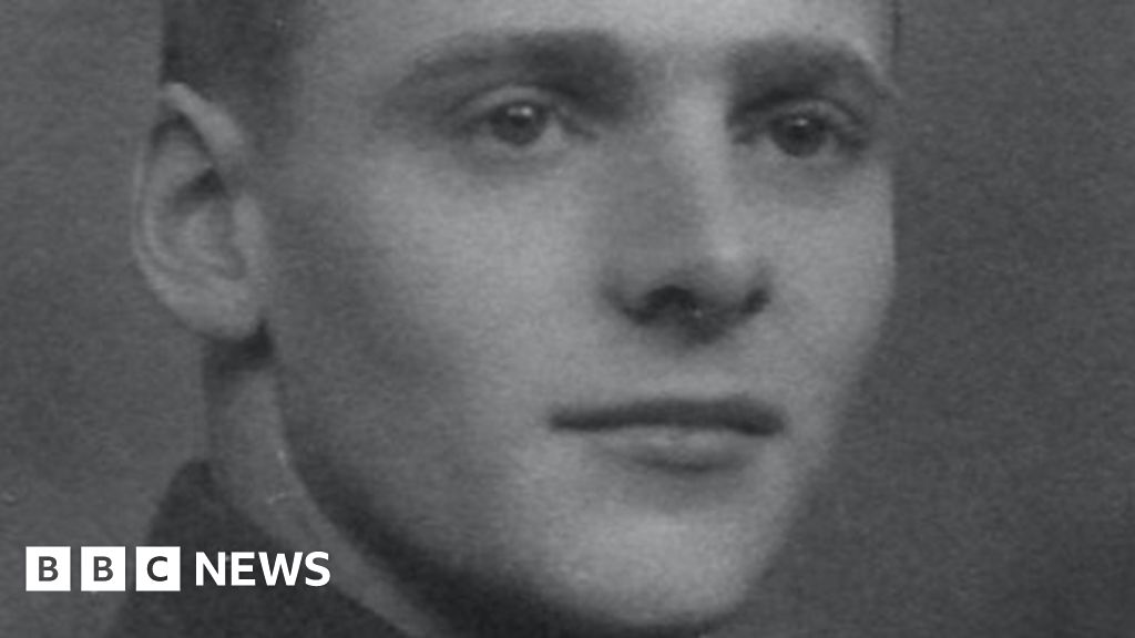 D-Day veteran Harry Read dies aged 97 - BBC News