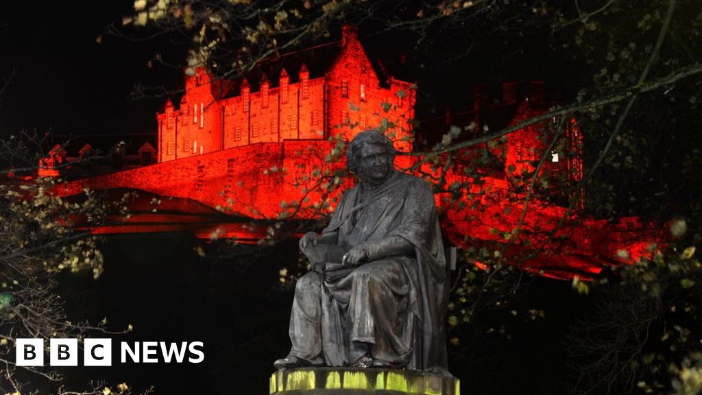 In Pictures: Scottish landmarks turn red for Armistice - BBC News
