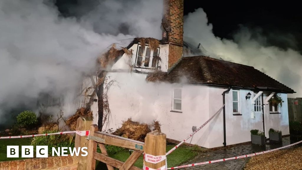 Clanfield: Fire rips through roof of thatched home - BBC News