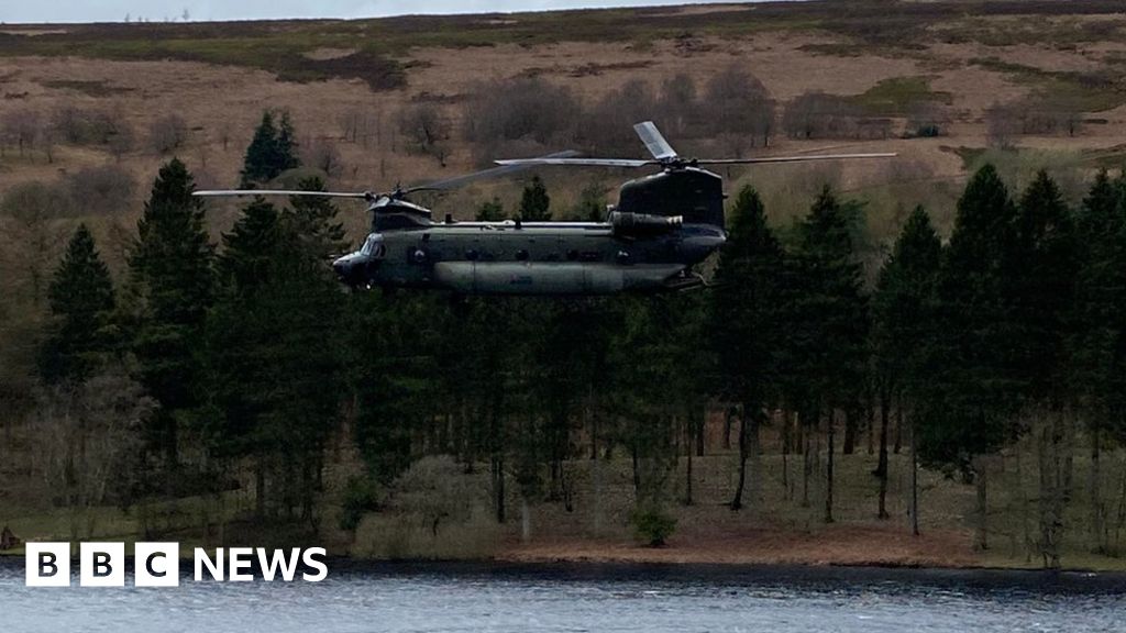 Chinook helicopter delights families on bike ride in Peak District - BBC News