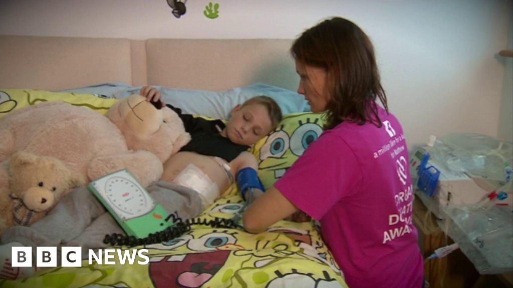 Boy finds a kidney through Facebook - BBC News