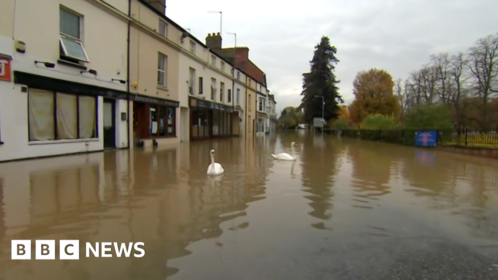 Residents in Evesham 'afraid' as floodwaters rise - BBC News