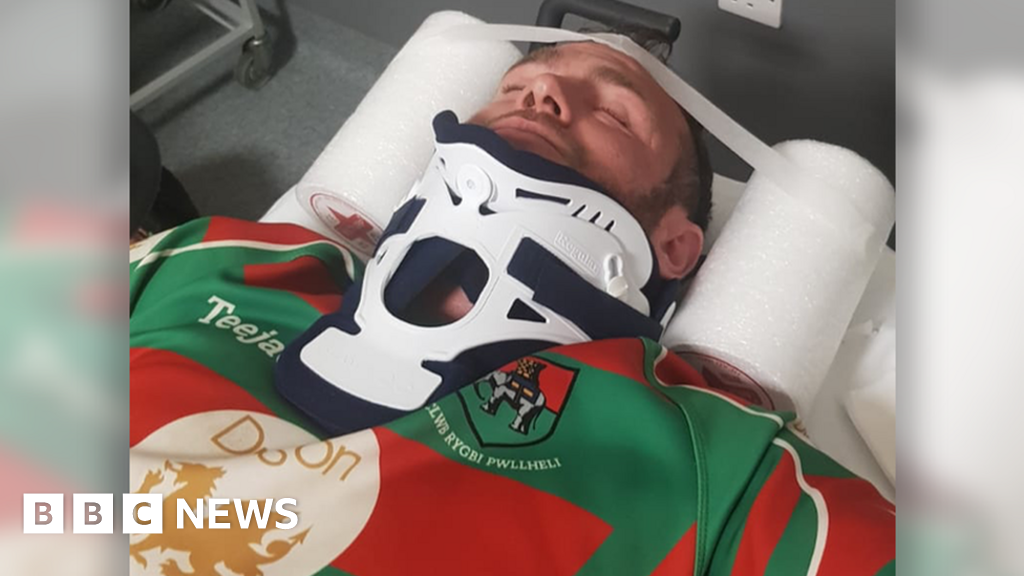 Pwllheli rugby player 'overwhelmed' by spine injury help - BBC News