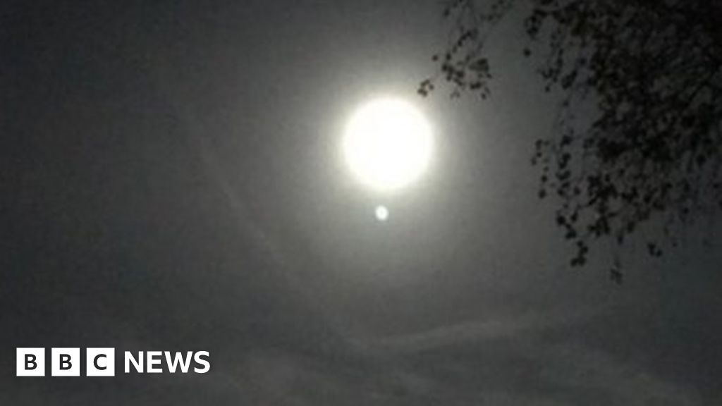 In pictures: The 'supermoon' - BBC News
