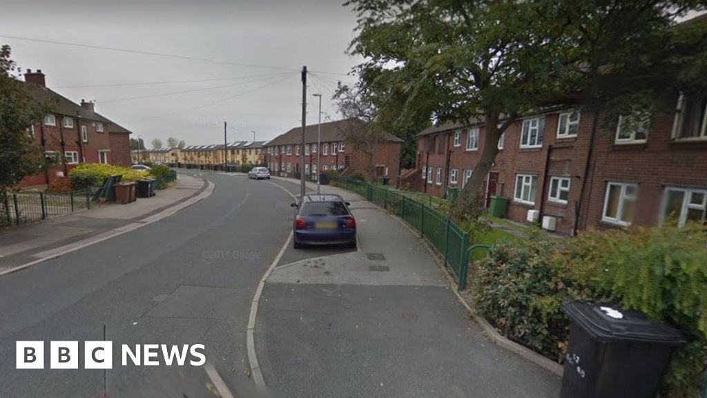 Leeds man stabbed by masked robbers on electric bike - BBC News