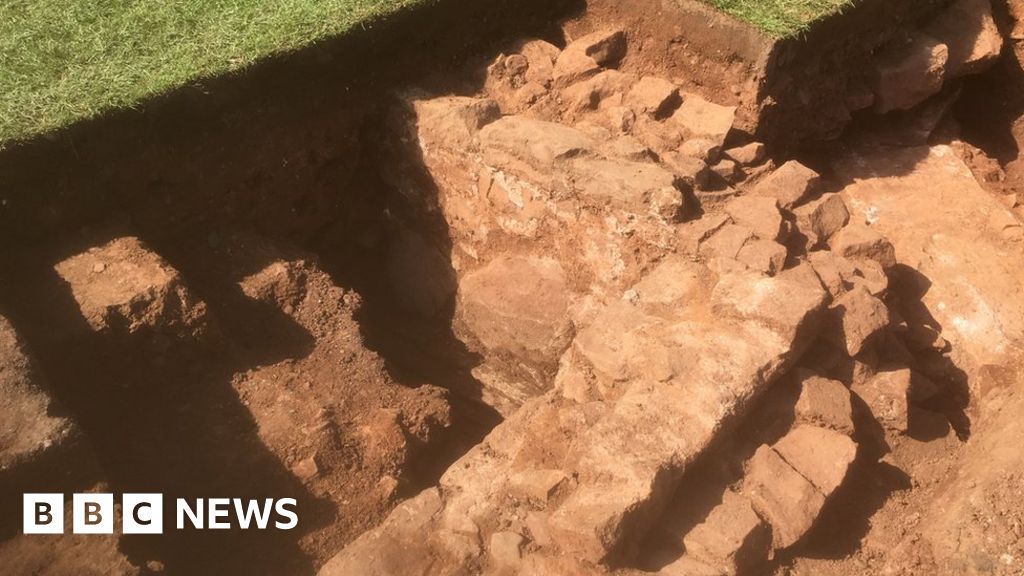 Centuries-old building found in Bristol mansion grounds - BBC News