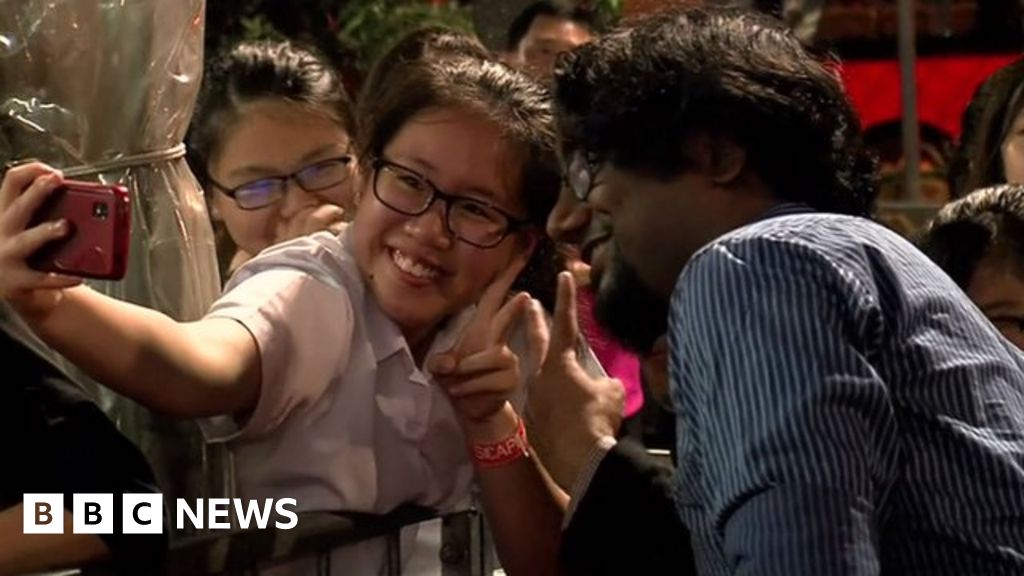 India's online comedians cash-in on stand-up - BBC News