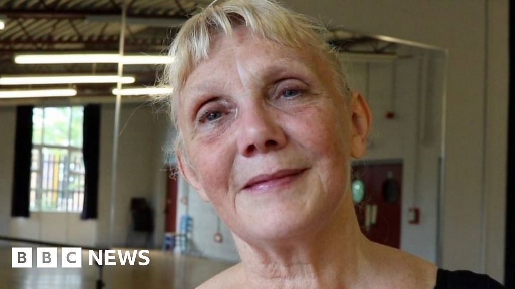 Ballet dancer back at the barre after 20 years - BBC News