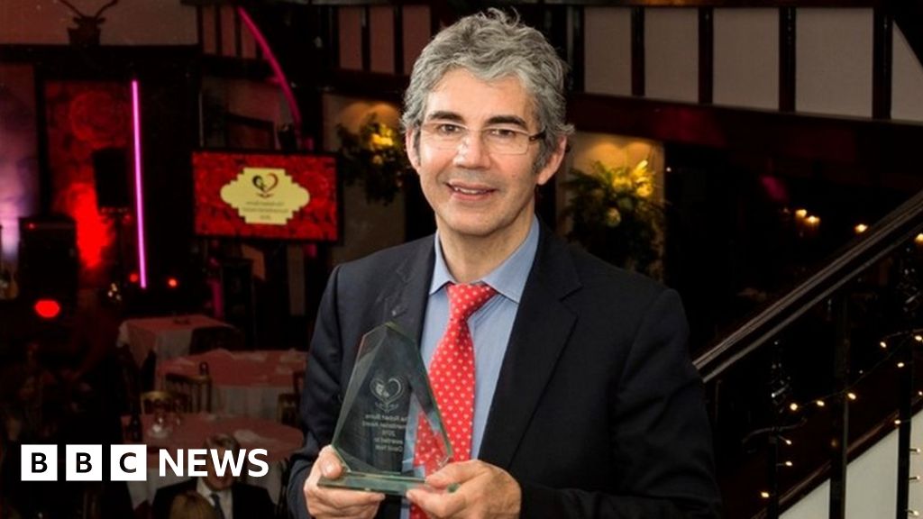 War zone doctor David Nott wins Robert Burns Humanitarian Award - BBC News