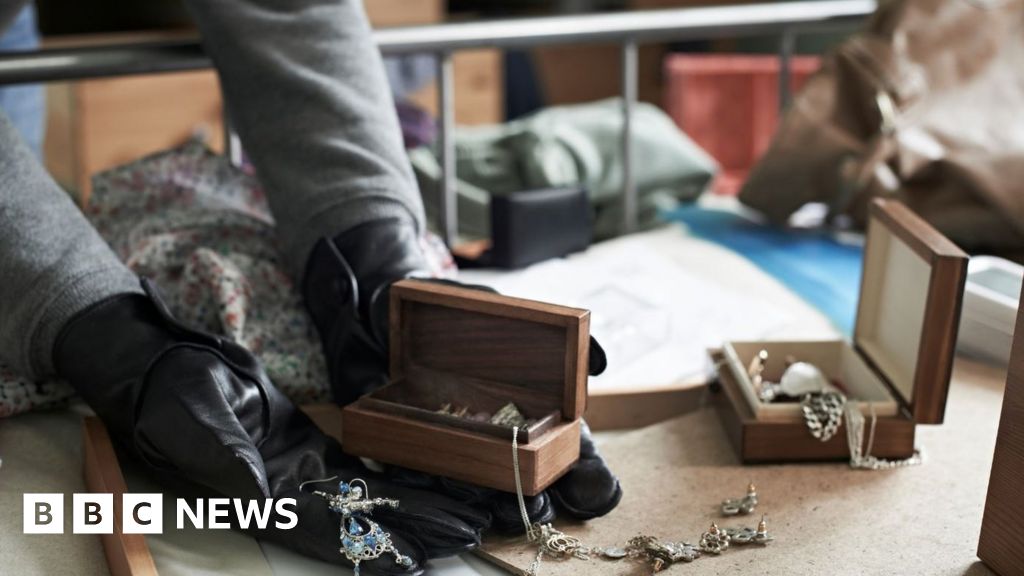 Burglary Gang Targeting Homes For Jewellery And Cash