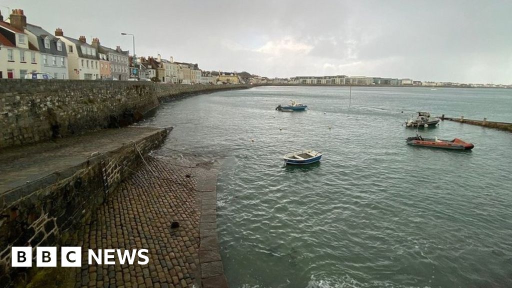 Warning in Guernsey ahead of strong winds and high tide - BBC News