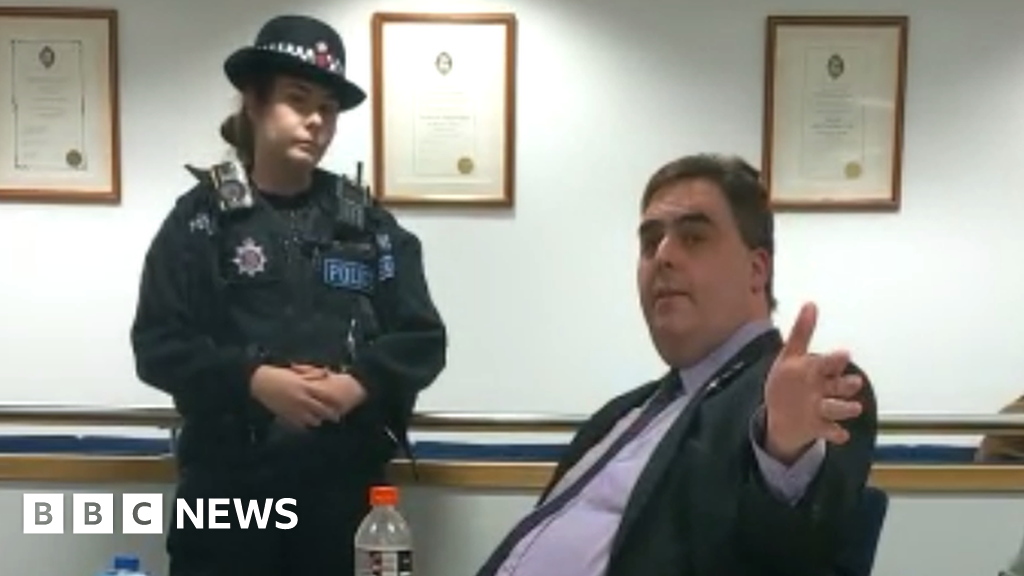 Basildon Council: Essex Police called to suspended meeting - BBC News