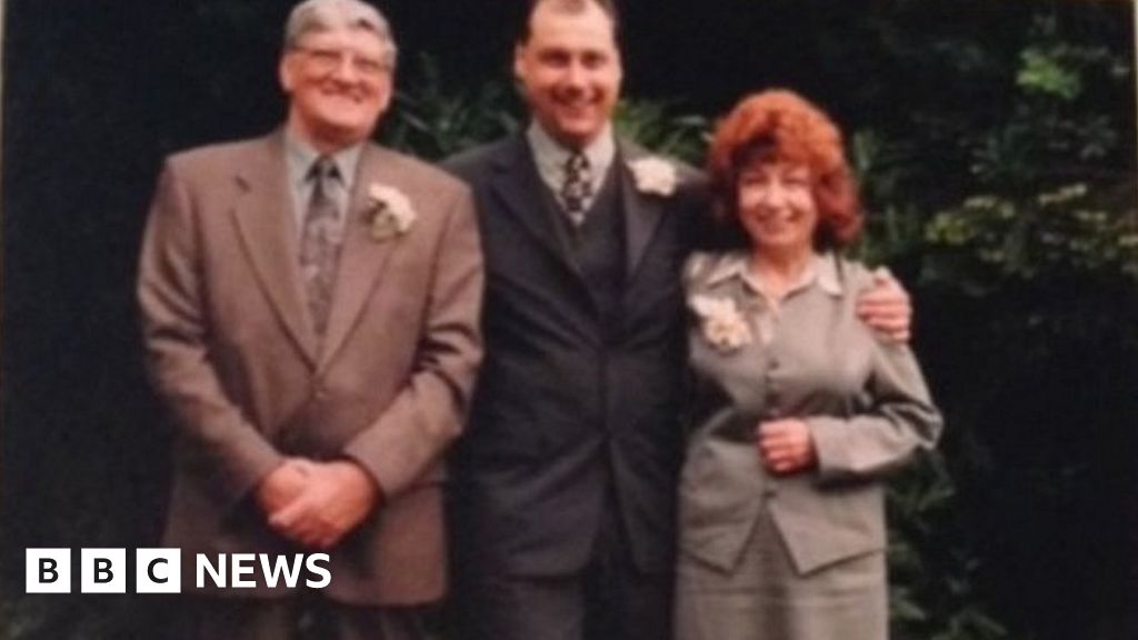 Coronavirus: Nurse and parents with Covid-19 die weeks apart - BBC News