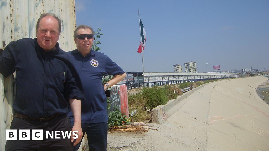 The view from a border agent on the US-Mexican border - BBC News