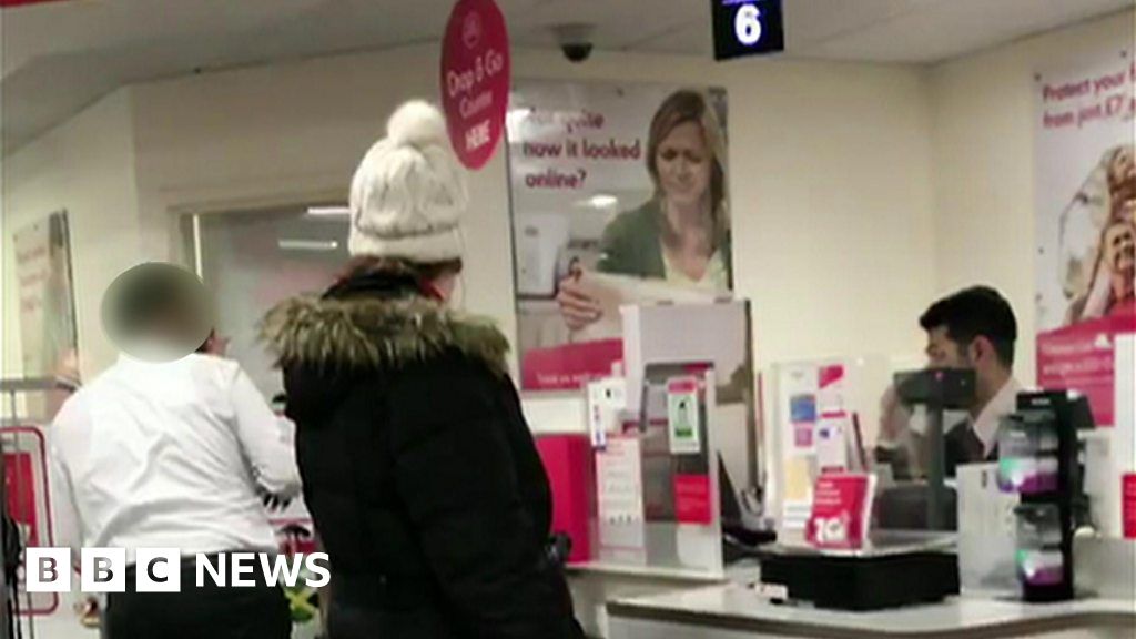 Camden post office worker racially abused - BBC News