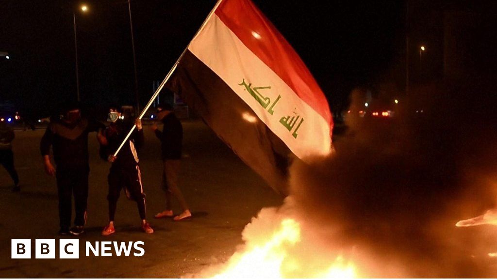 Iraq protesters: Demonstrators block roads in Najaf - BBC News