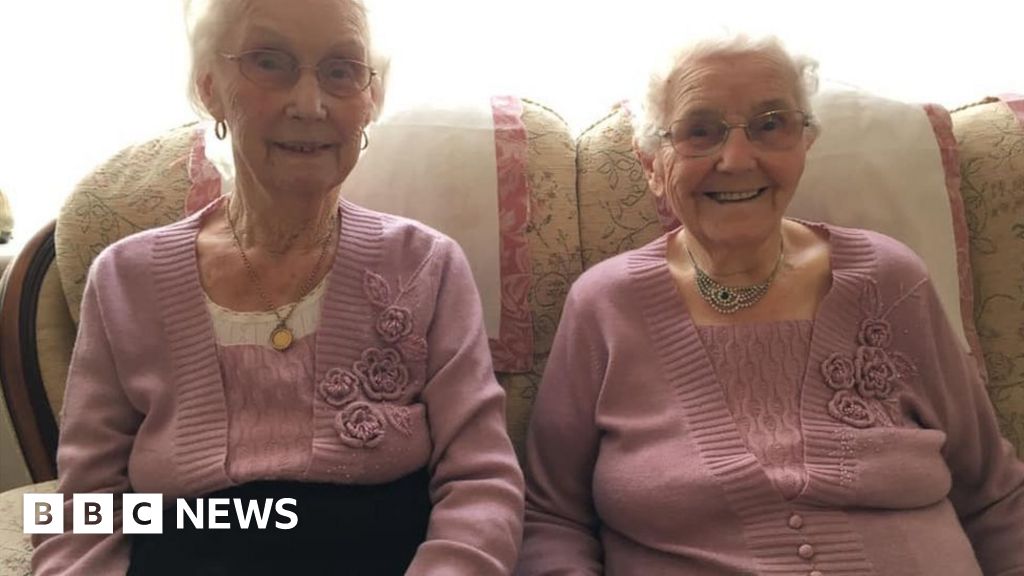 Uks Oldest Twins Turn 102 Stourport On Severn Pair Mark Birthday