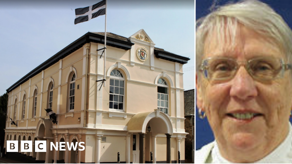 Saltash mayor reported after 'racist' remarks - BBC News