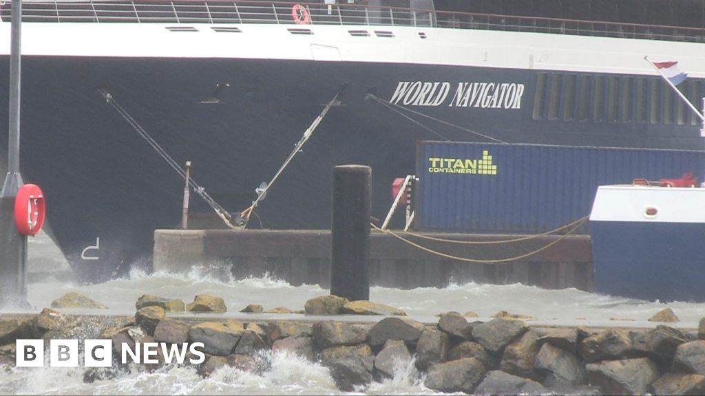 Crashing waves and gusts welcome cruise ship to Warrenpoint - BBC News