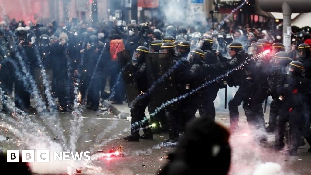 France pension strike: Protests and clashes in Paris - BBC News
