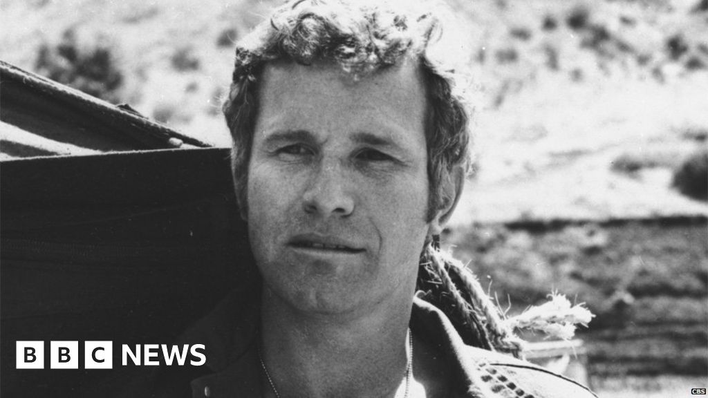 Mash star Wayne Rogers dies aged 82 - BBC News