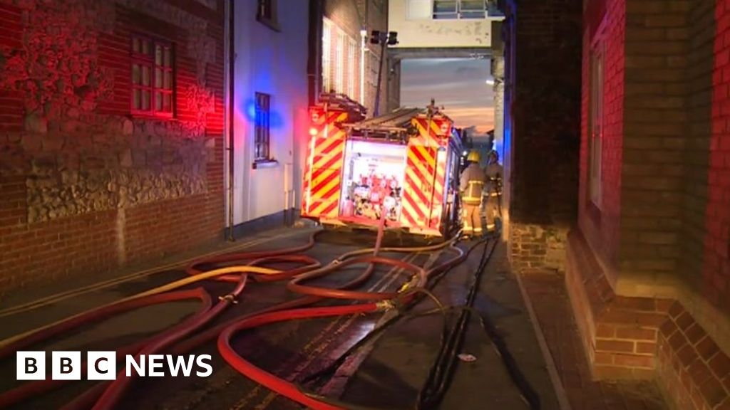 Ryde homes evacuated after building fire - BBC News