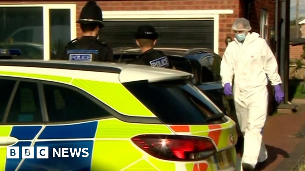 Forensic officers seen at PC death property in Kidderminster - BBC News