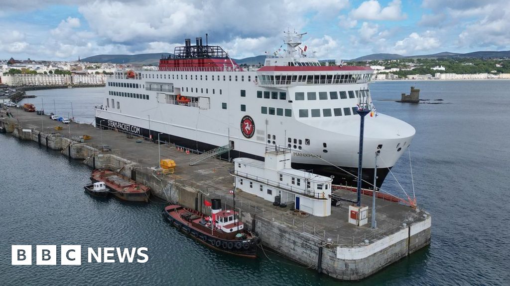 New offers made by Isle of Man ferry firm to resolve dispute - BBC News