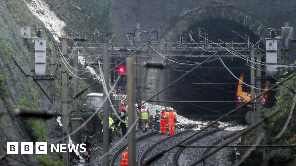 Watford train crash: Landslip risk 'was not identified' - BBC News