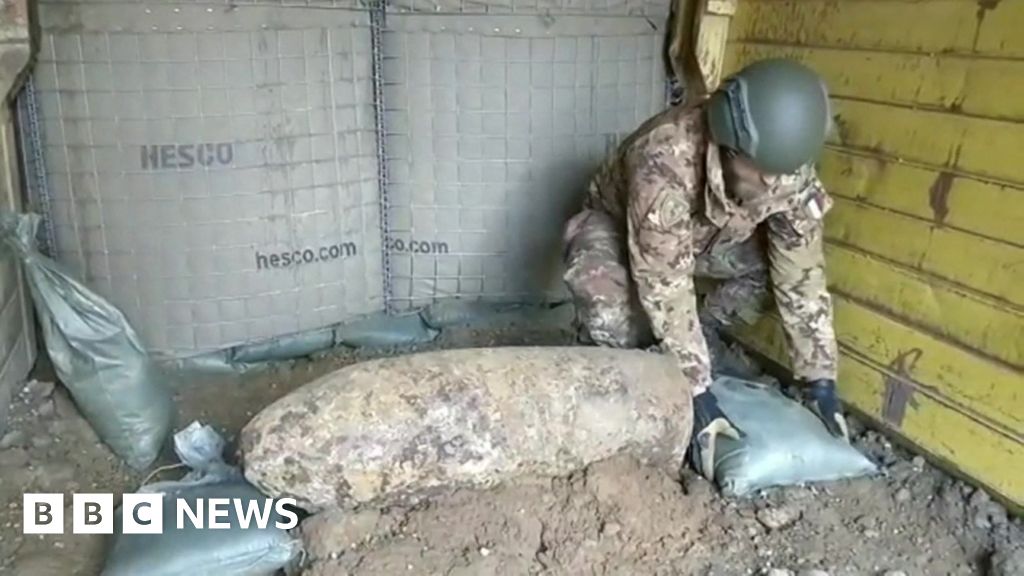 WW2 bomb defused in Turin after thousands evacuate - BBC News