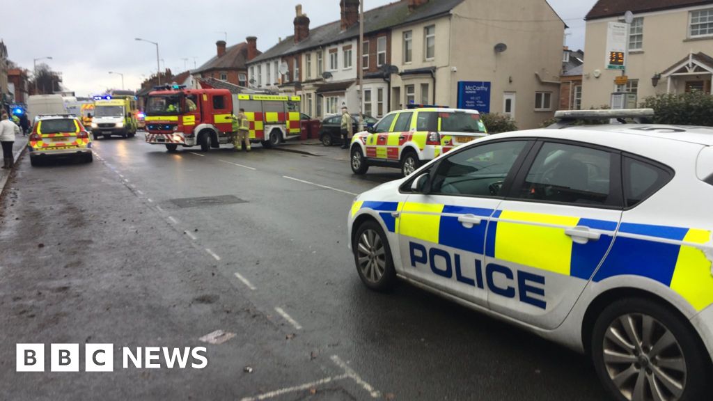 Pedestrian dies in crash with car and bus in Reading - BBC News